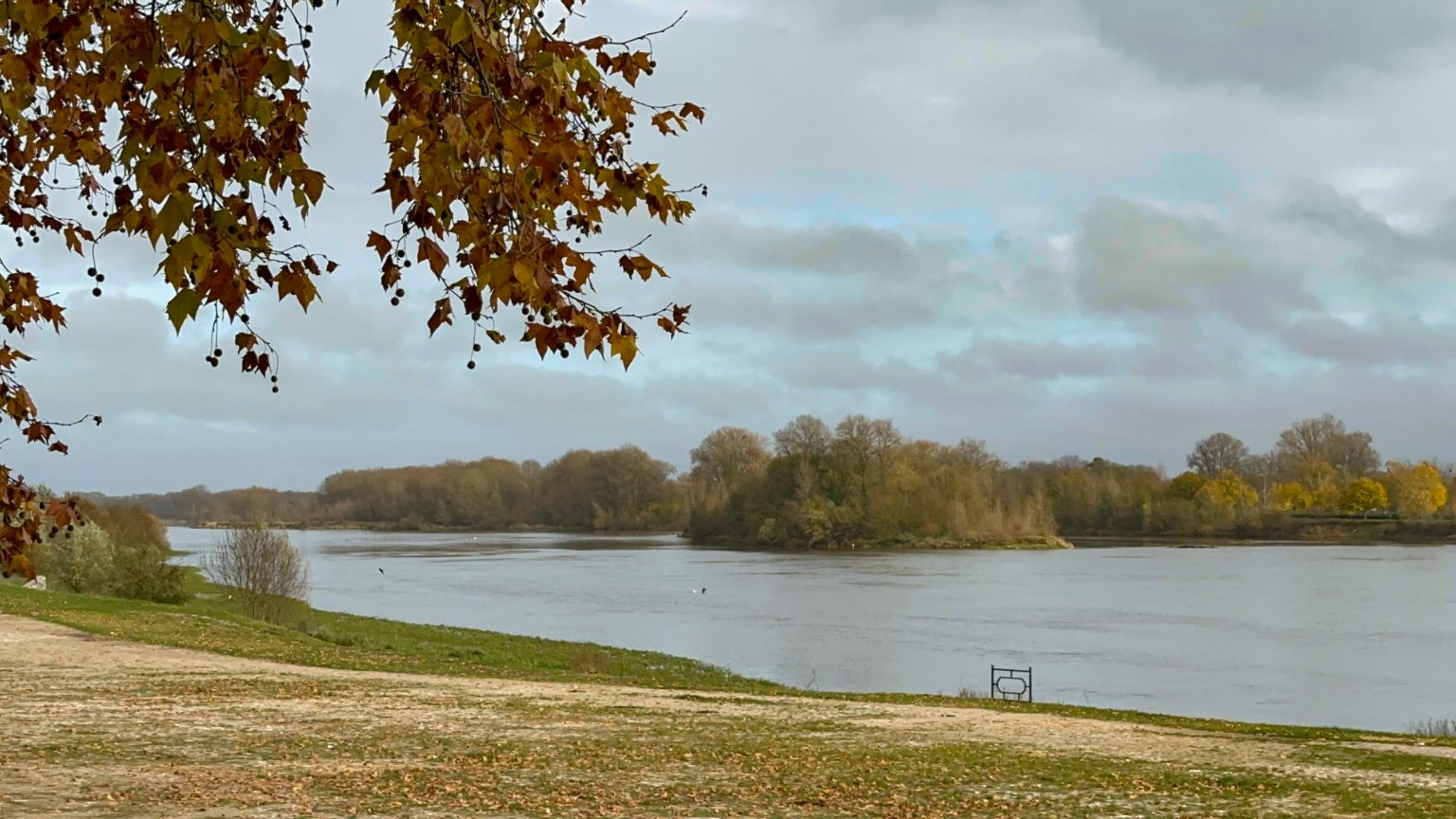 Beaugency, a small 11th Century Loire Valley town with a dramatic past ...